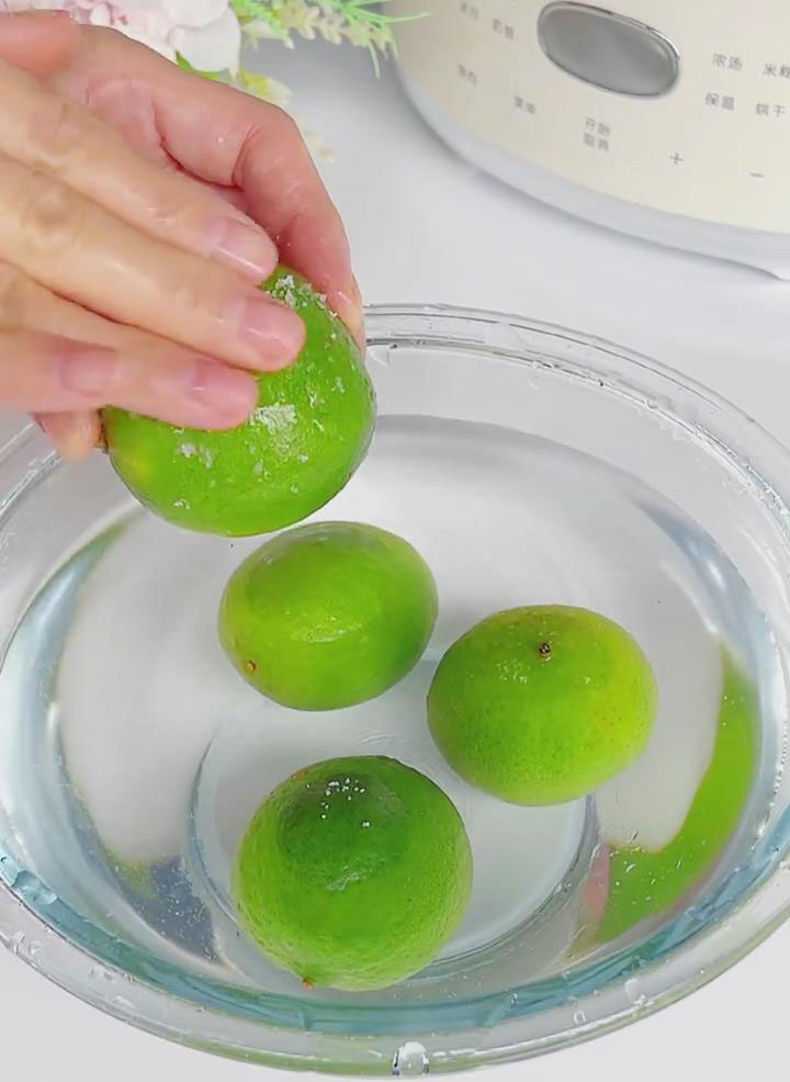 How to Make Brazilian Lemonade at Home - Cooking With Chun