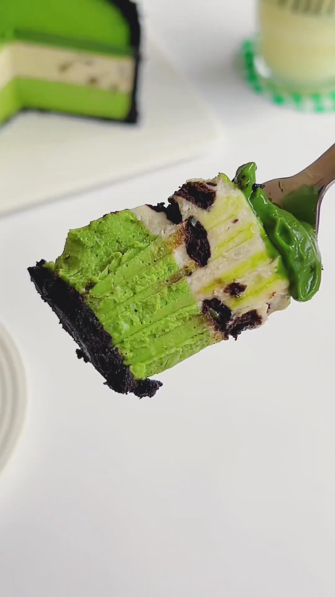 Creamy Matcha Oreo Cheesecake with White Chocolate Topping - Cooking ...