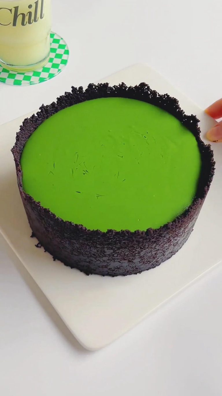 Creamy Matcha Oreo Cheesecake with White Chocolate Topping - Cooking ...