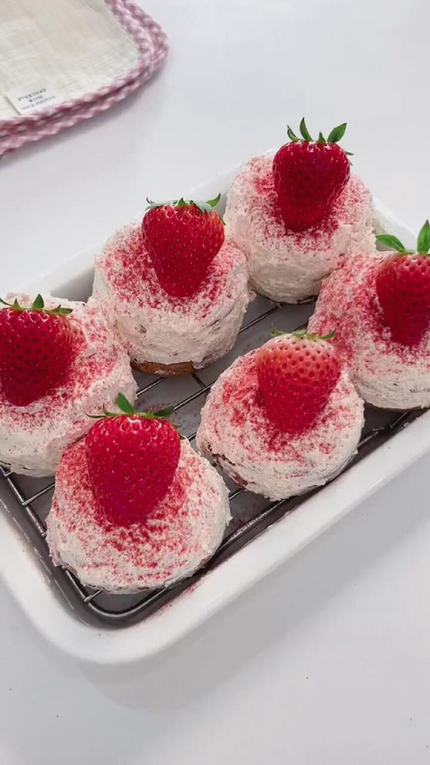 Mini Strawberry Cakes with Strawberry Cream Filling - Cooking With Chun